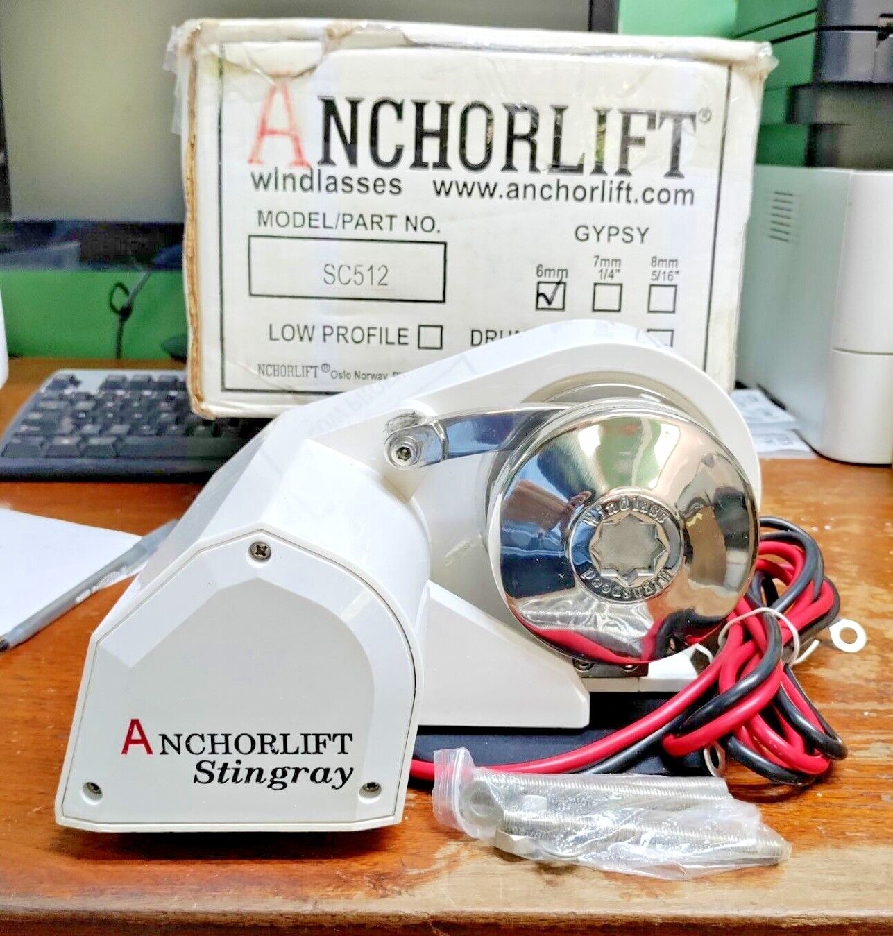 ANCHORLIFT WINDLASS MODEL # SC512 NEW IN BOX WITH CHAIN